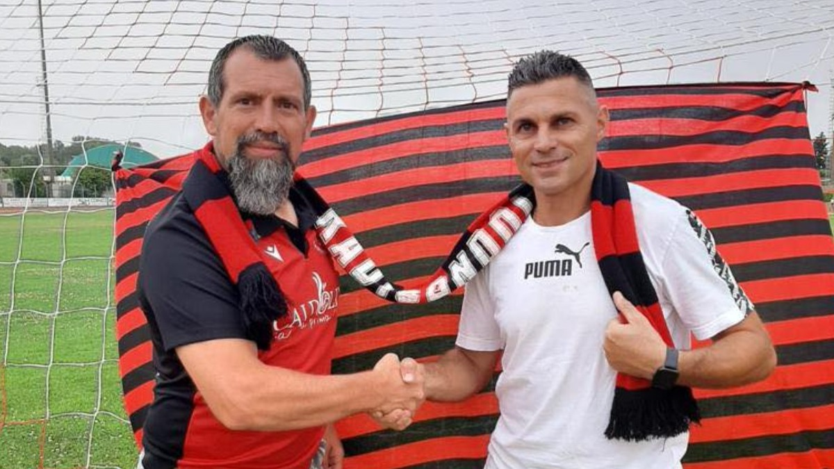 Allenatore entra in campo e fa vincere i suoi: goal e titolo di ...