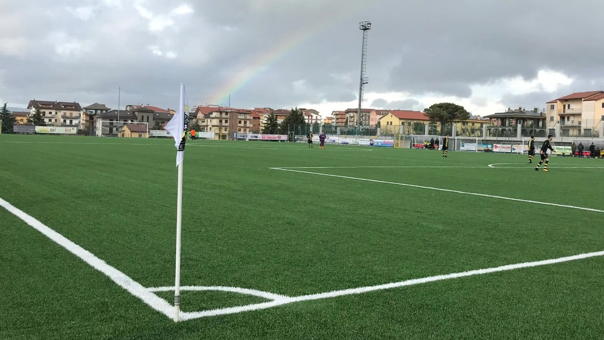 Rissa in tribuna: tre giocatori scavalcano e la gara verrà ripetuta ...