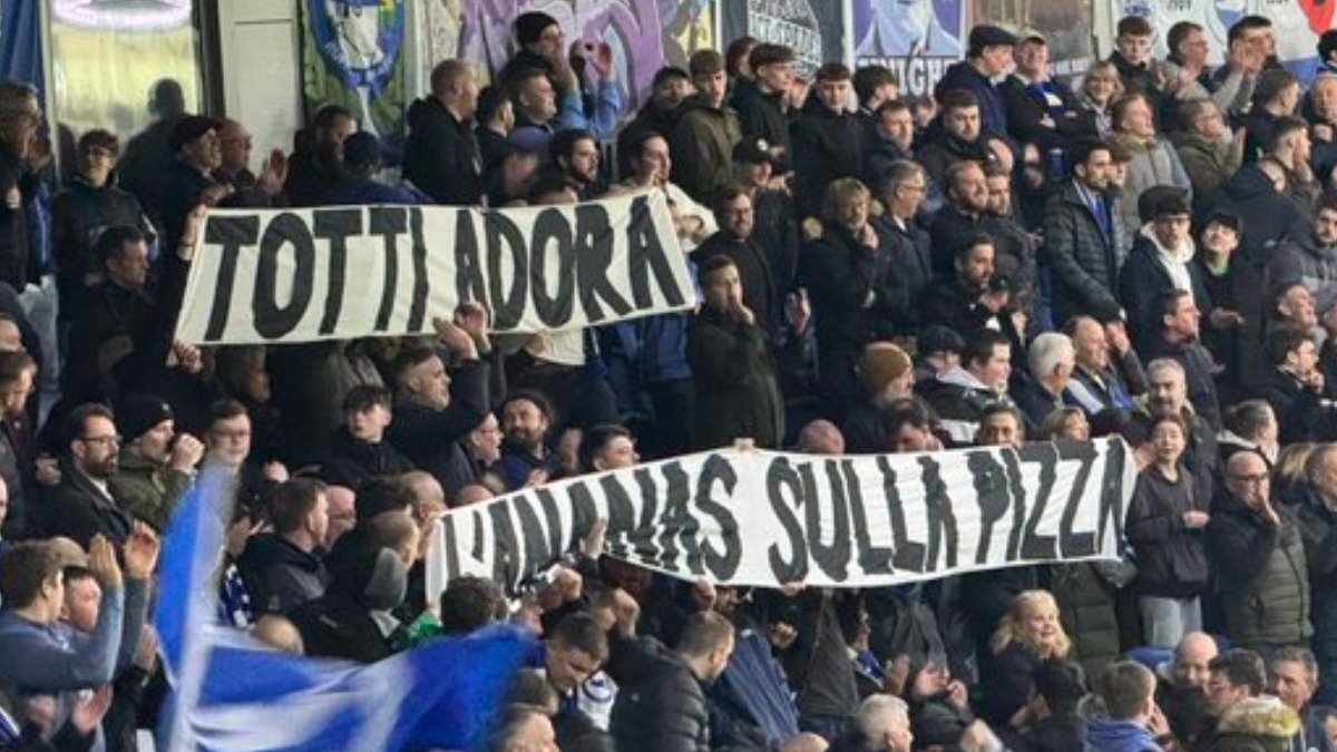 Striscione dei tifosi del Brighton in risposta a quello della Roma - Italia