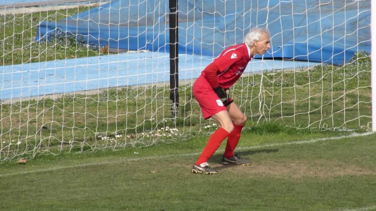 A 58 anni è costretto ad entrare in campo a difendere la porta: MVP ...