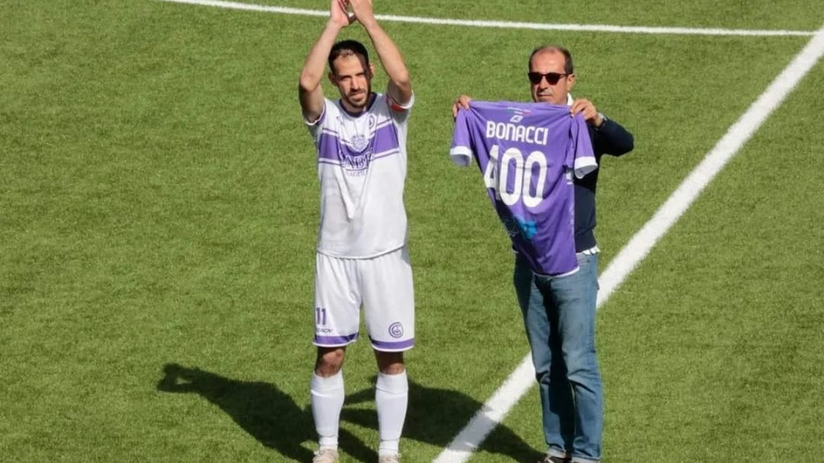 MONTEFANO. I viola premiano la bandiera Simone Bonacci - Marche