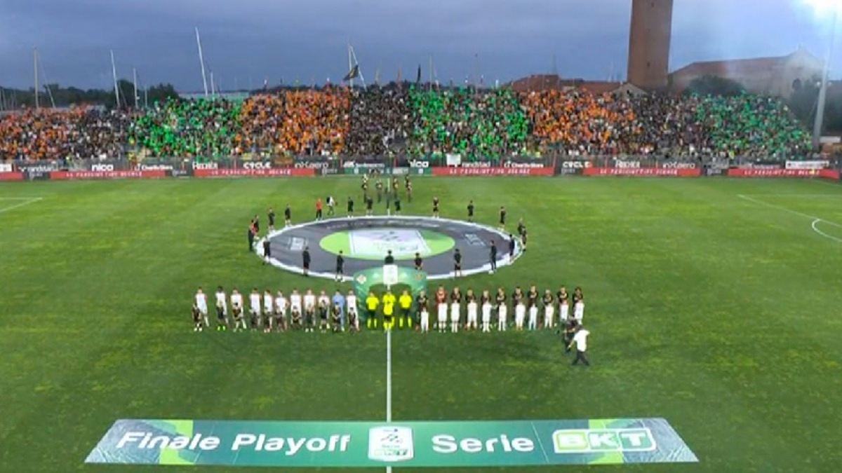 Serie B - Playoff: il Venezia supera per uno a zero la Cremonese e vola in Serie A. Le immagini ...